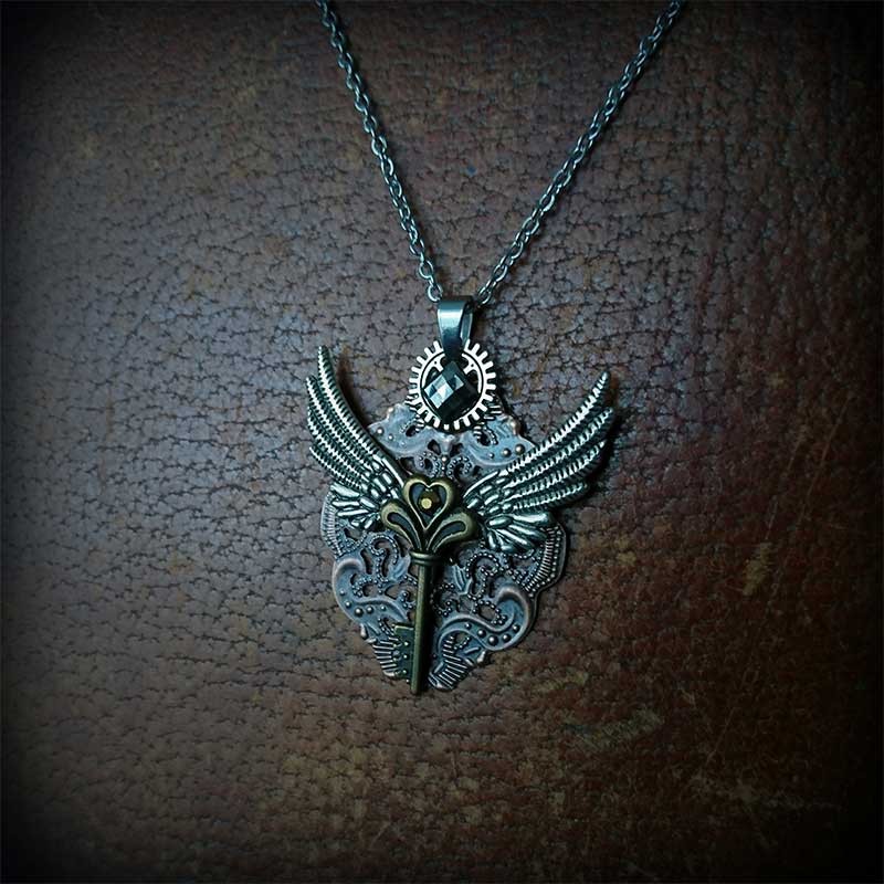 Collier steampunk clé cuivrée, ailes argentées, estampe cuivrée, victorien