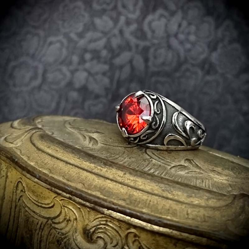 Bague pierre facettée rouge et motifs volutes en acier gothique, rock ...