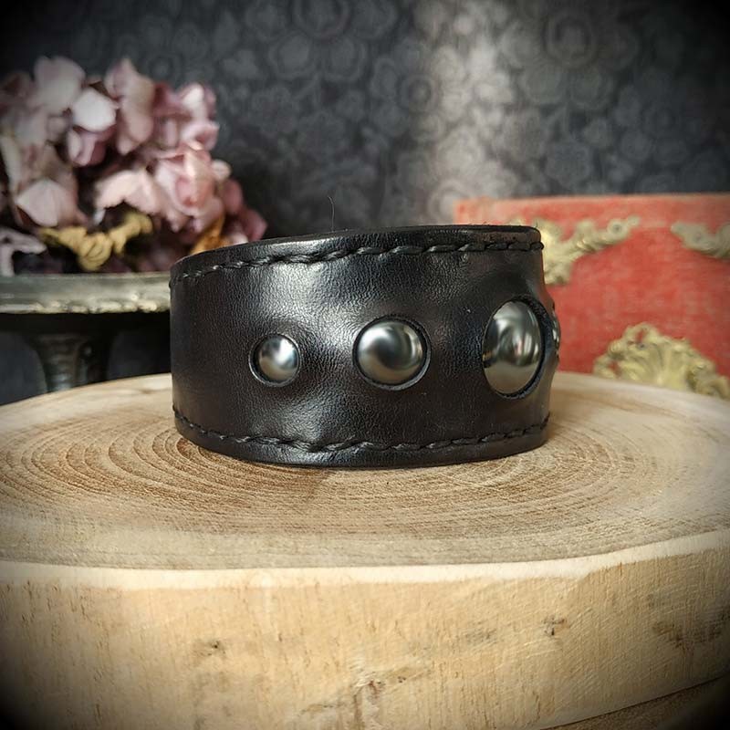 Bracelet gothique cuir artisanal noir incrusté de 5 hématites, couture ...