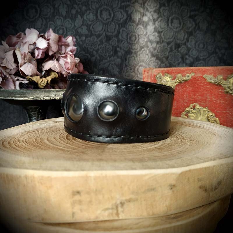 Bracelet gothique cuir artisanal noir incrusté de 5 hématites, couture ...