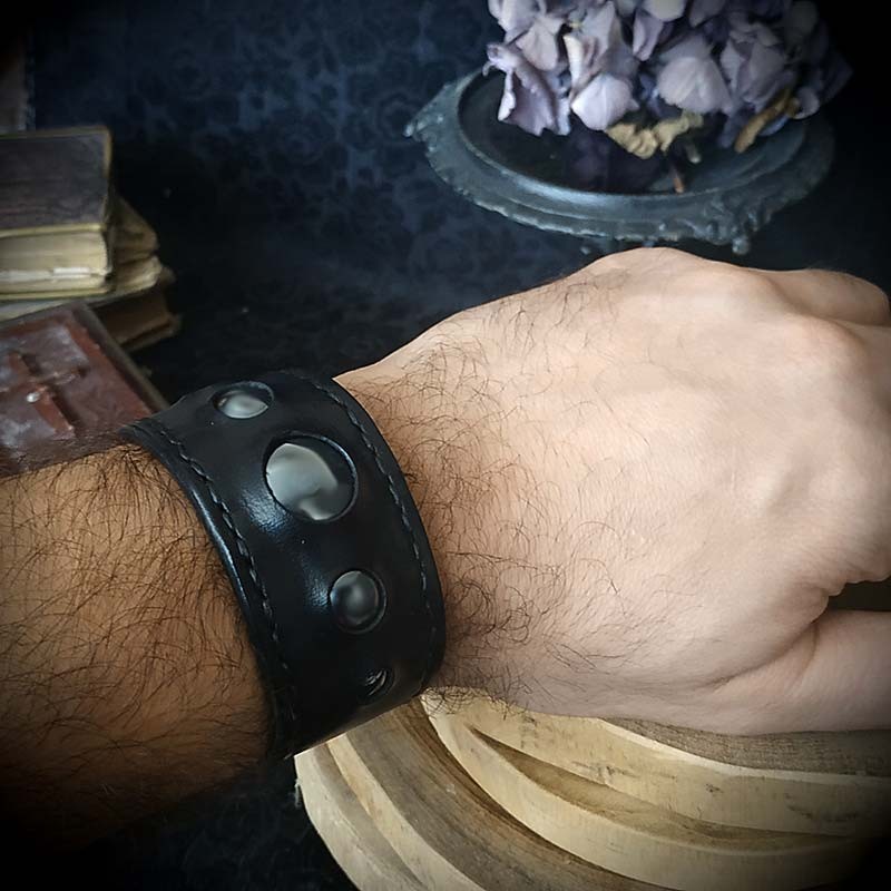 Bracelet gothique cuir artisanal noir incrusté de 5 hématites, couture ...