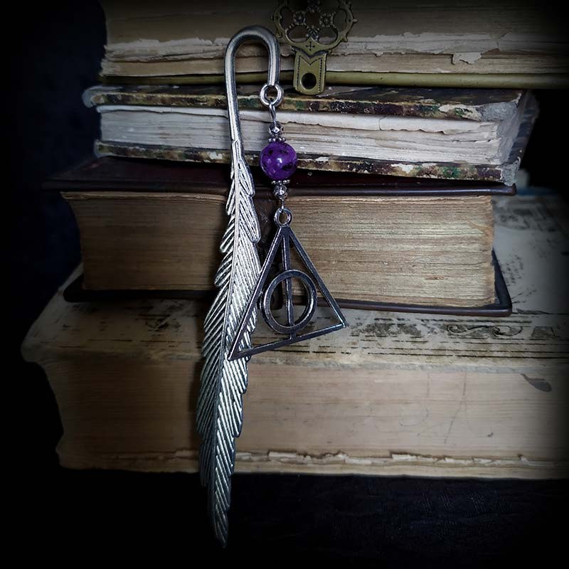 Marque page plume argentée, relique de la mort et perle jaspe violet ...