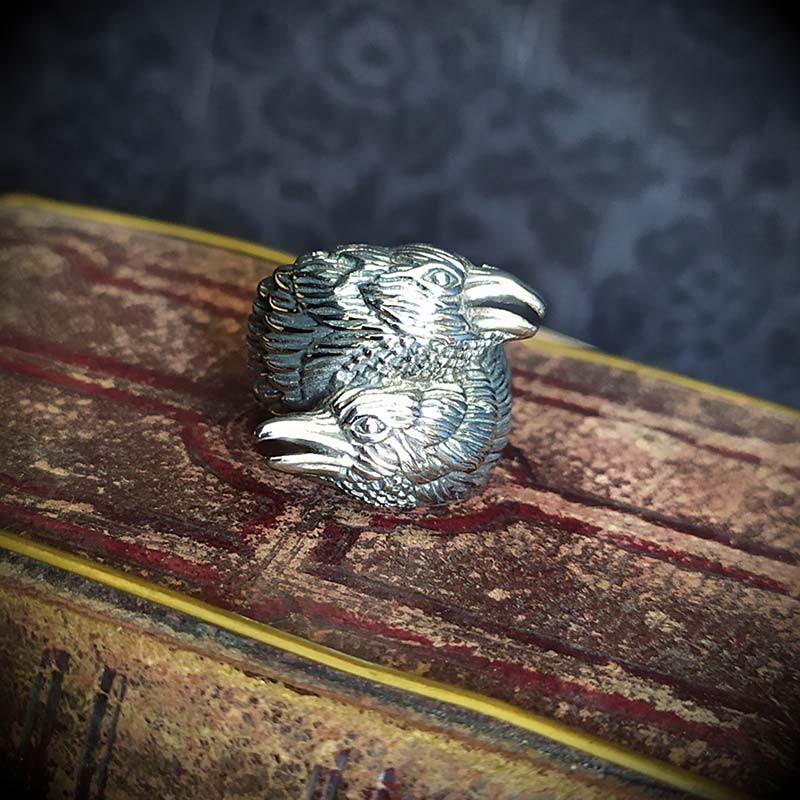 Bague deux corbeaux enlassés en acier, gothique, fantasy, fantastique ...