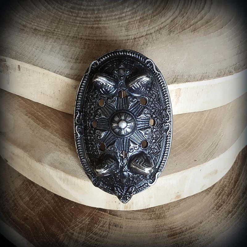 Broche bouclier viking 6,6 cm couleur argent patine noire