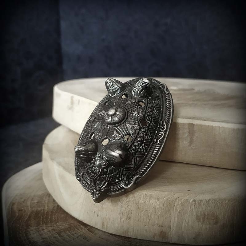 Broche bouclier viking 6,6 cm couleur argent patine noire