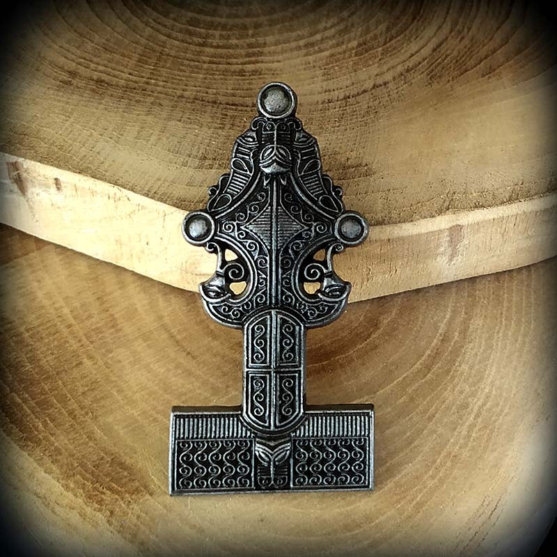 Broche stèle viking 7 cm couleur noire